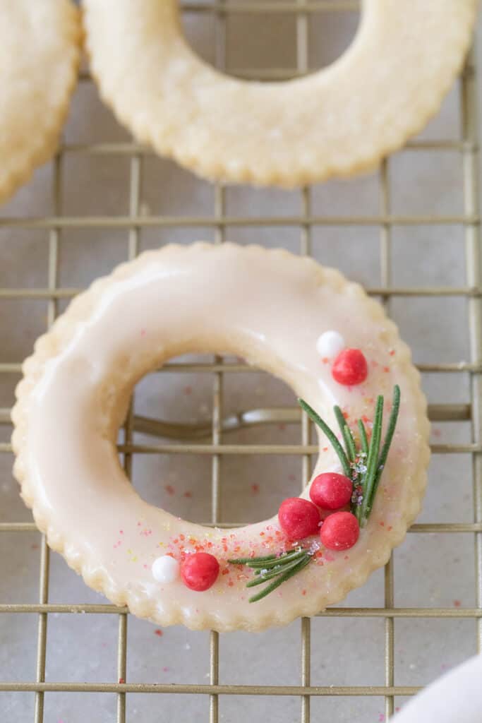 Christmas Wreath Cookies - Sugar and Charm
